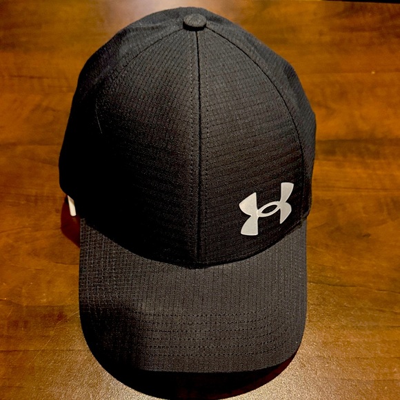 Under Armour | Accessories | Under Armour Black And Silver Logo Cap ...